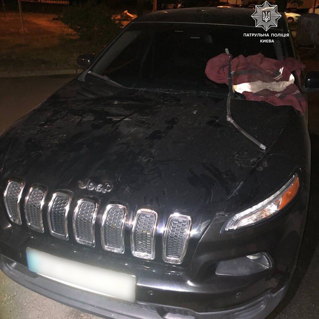У Києві на Оболоні чоловік побив жінку яка з дитиною під час