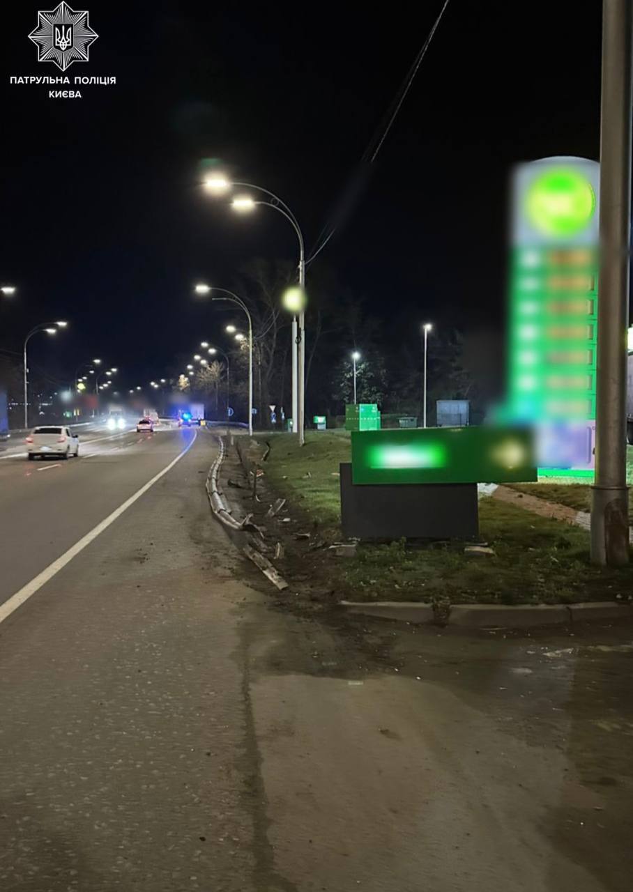 У Києві п’яний водій фури зніс близько 50 метрів металевого відбійника – фото | OBOZ.UA