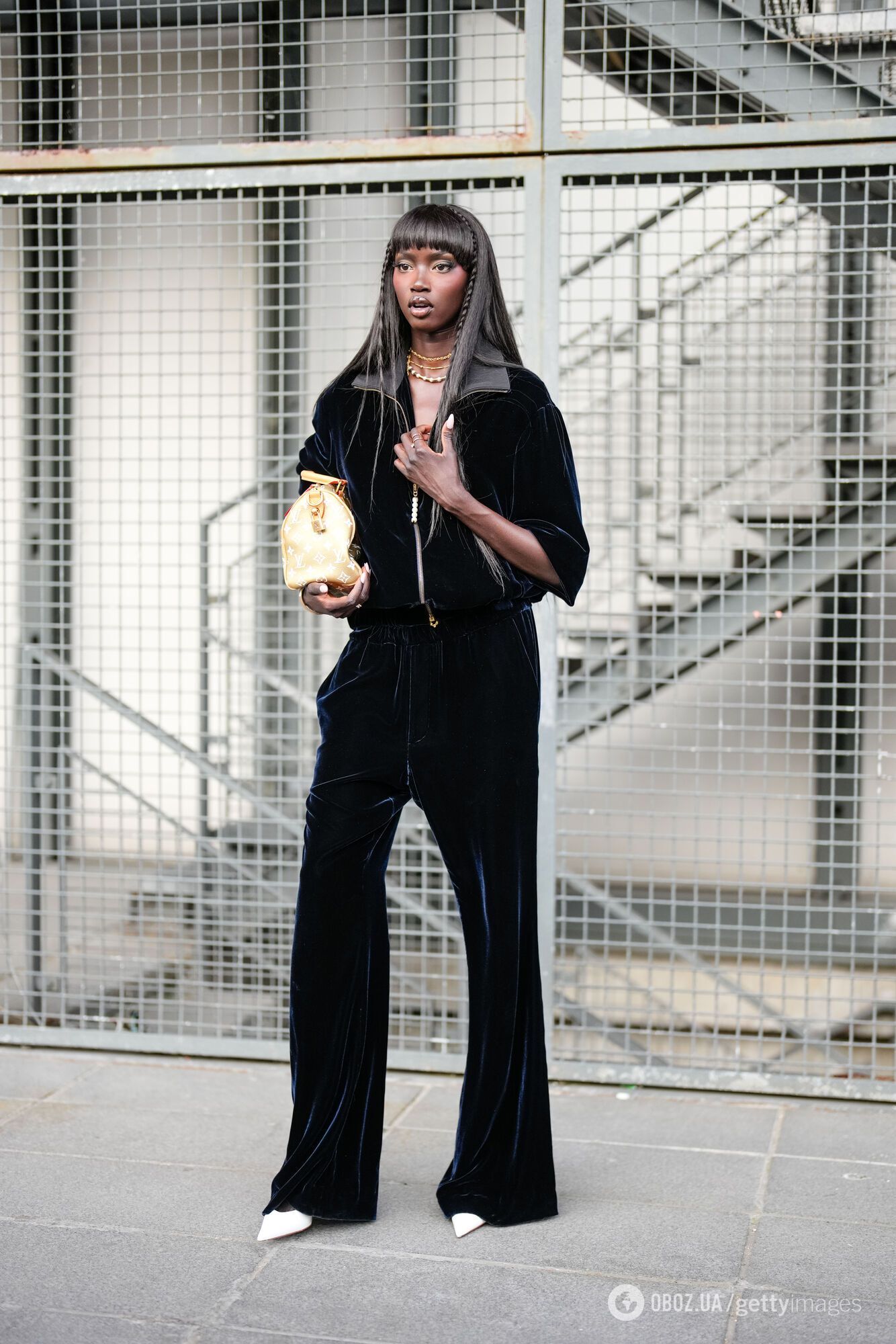 Тренды зимы 2025 – с чем носить бархатные брюки – фото | OBOZ.UA