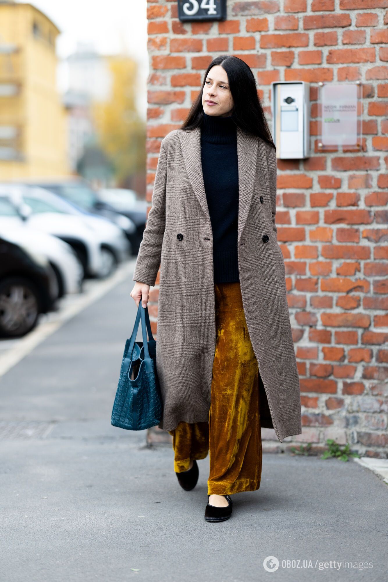 Тренды зимы 2025 – с чем носить бархатные брюки – фото | OBOZ.UA