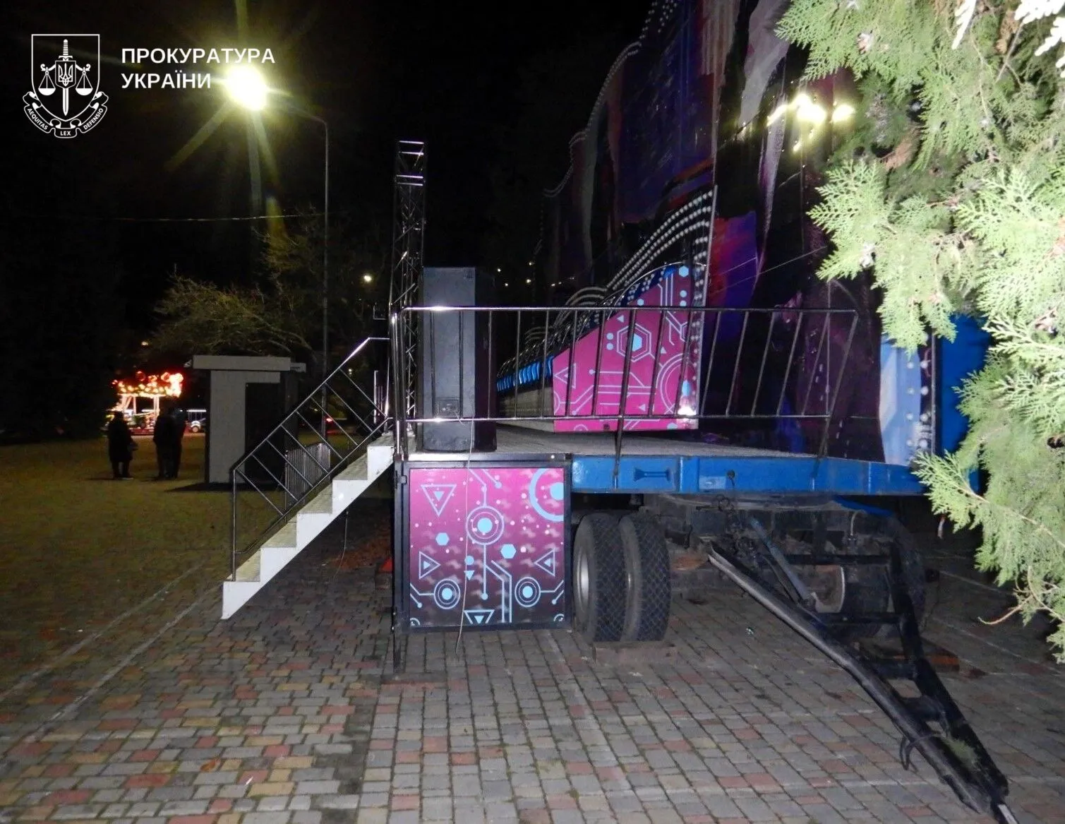 На Полтавщині двоє дівчат випали з атракціону на ходу – в якому стані | OBOZ.UA