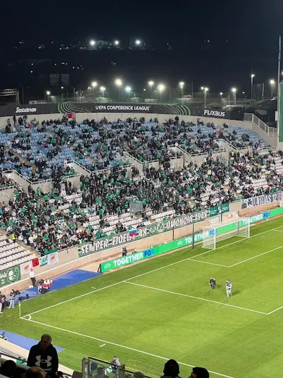 Прапор СРСР на матчі Омонія Динамо в Лізі конференцій | OBOZ.UA