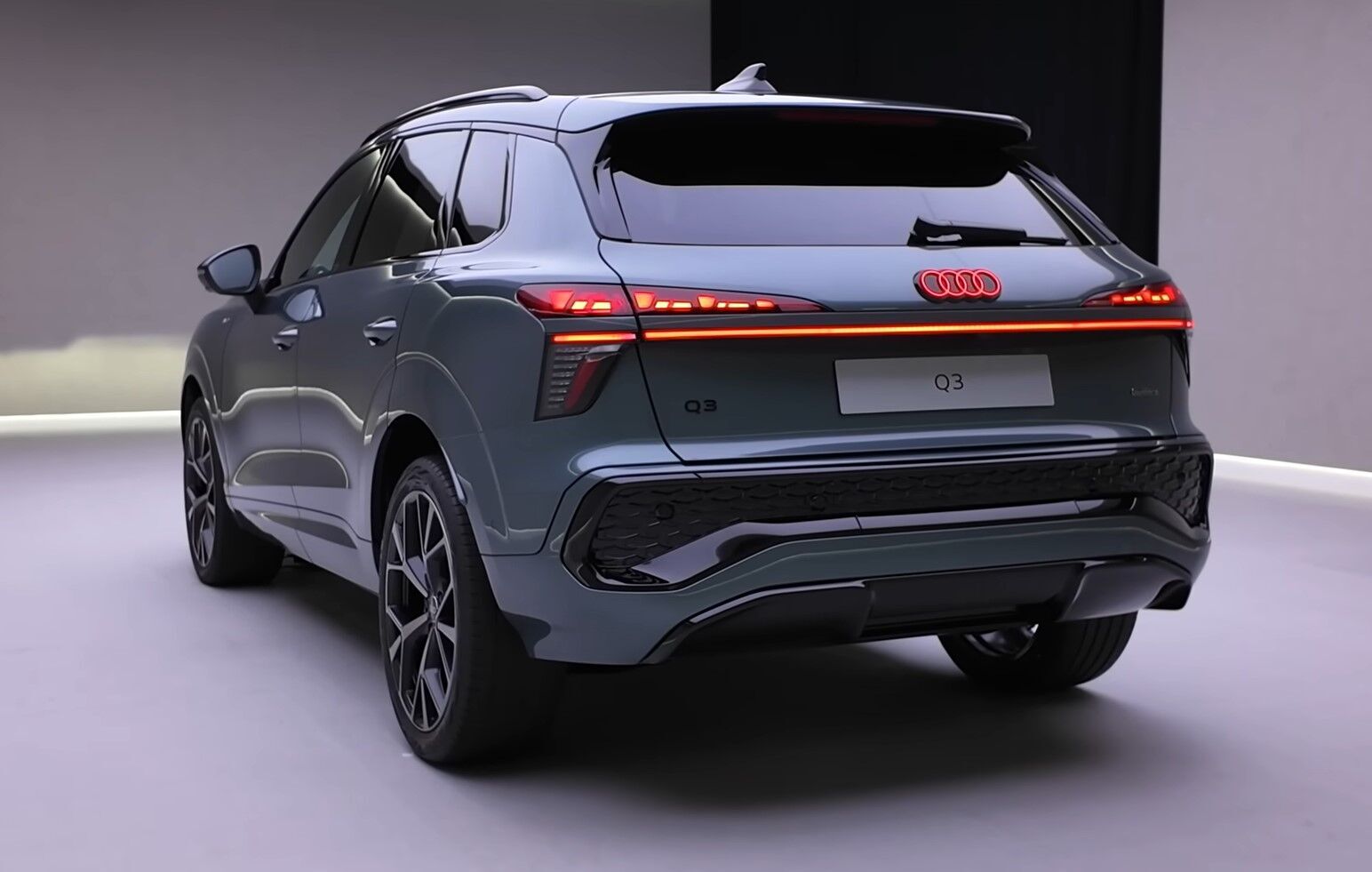 Прем'єра Audi Q3 відбулася - які двигуни у кросовера Ауді 3 | OBOZ.UA