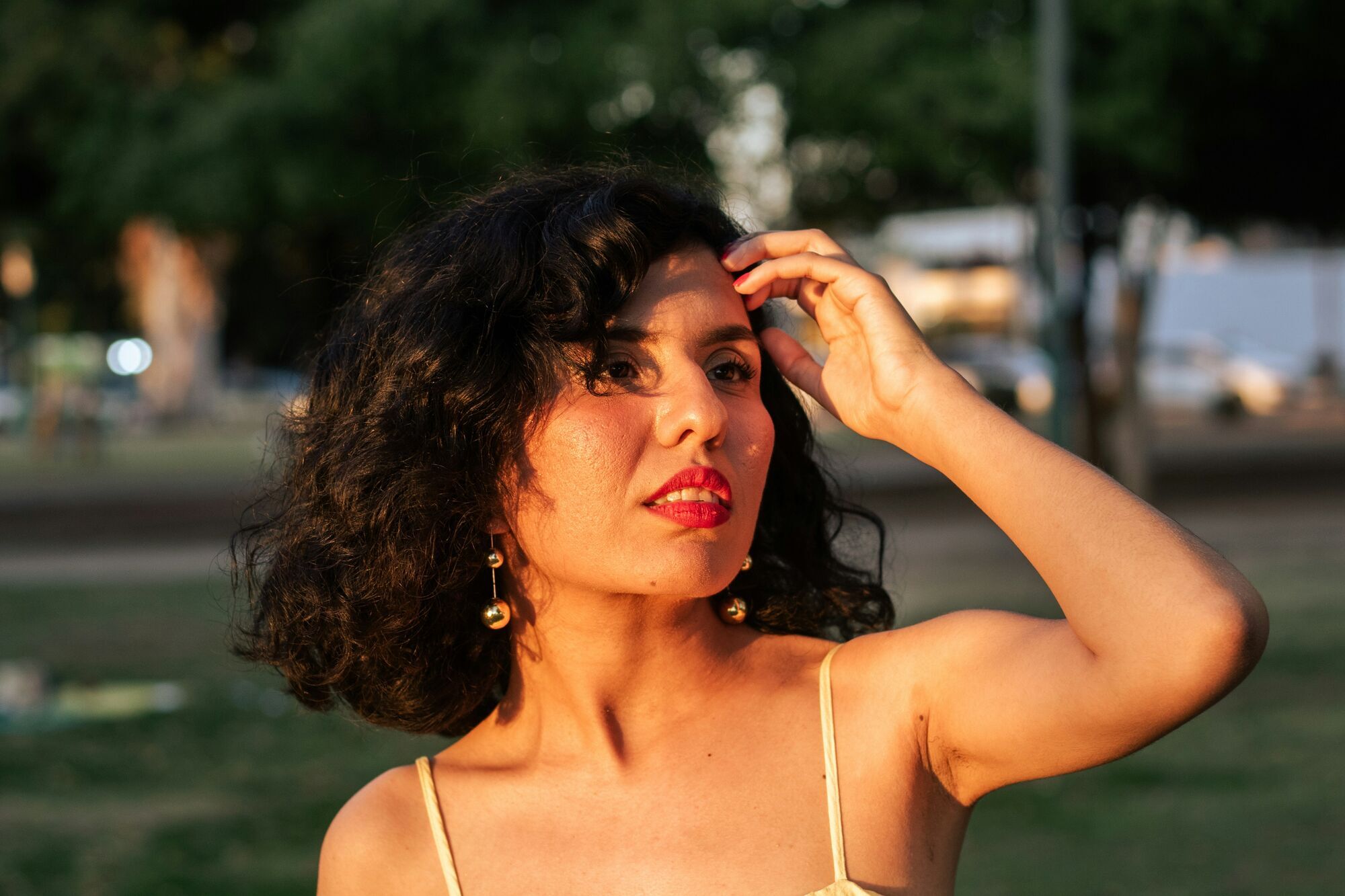 Прически для вьющихся волос какую стрижку выбрать женщинам 50+ | OBOZ.UA