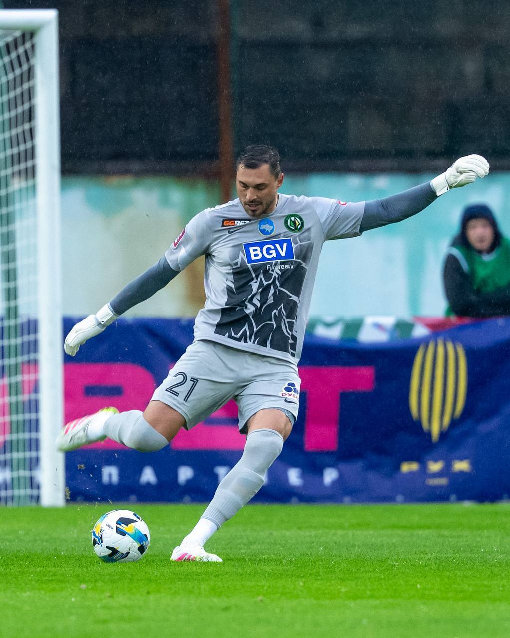 Голкіпер збірної України зганьбився в першому ж матчі після повернення до Житомира із ...