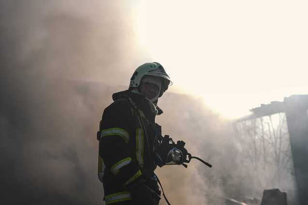 Firefighters battle blaze in Kyiv office building on Khreshchatyk ...